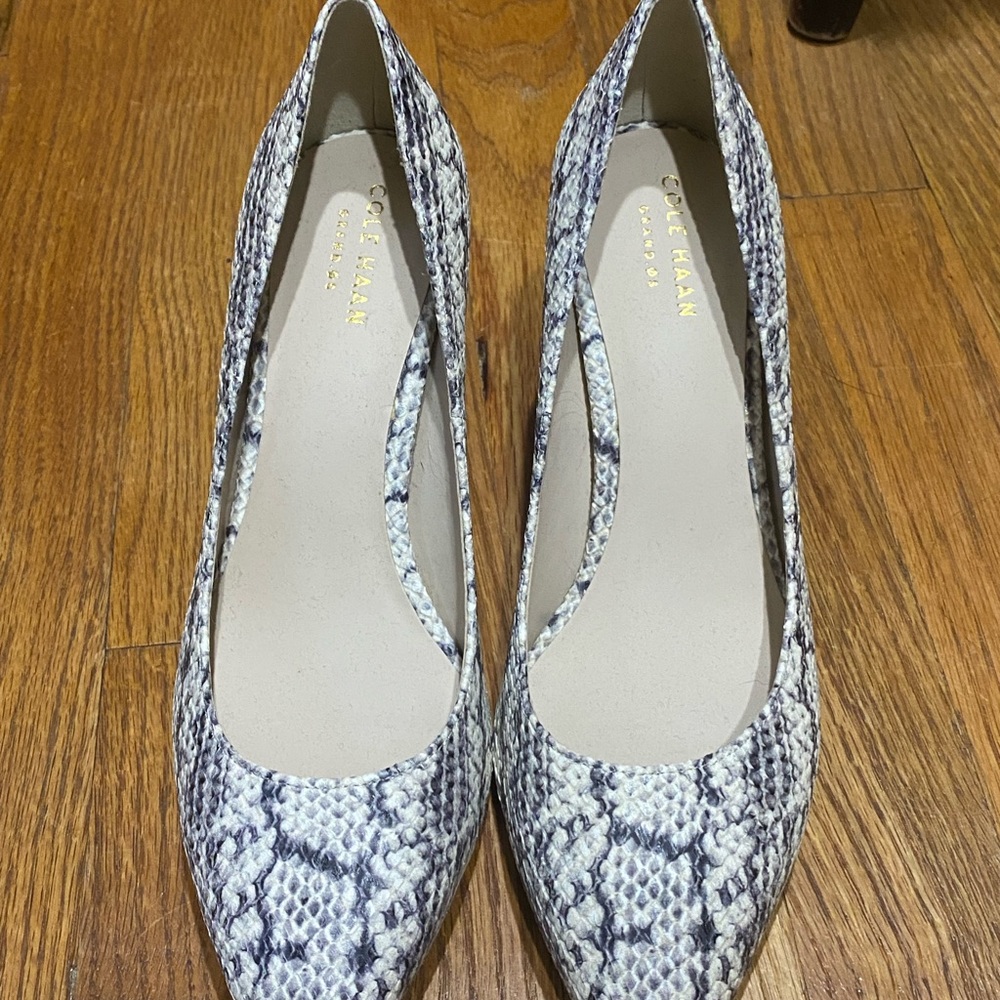 Cole Haan Light Grey And Cream Snake Print Pumps Size… - Gem